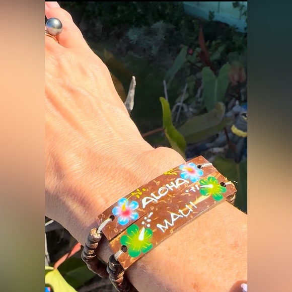 Jewelry | 879 Aloha Maui Coconut Set Of Two Stretchy Hibiscus Flower ...